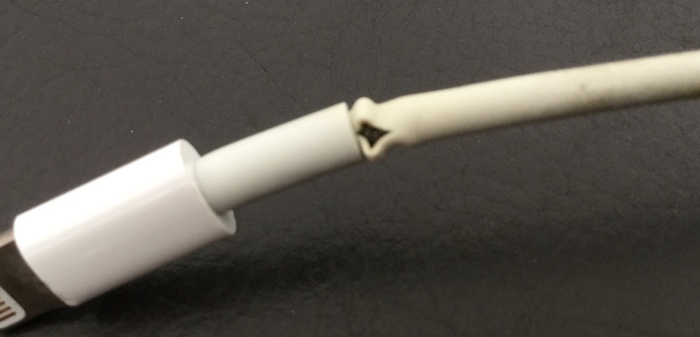 スマホの充電器の線のゴムのような所が切れてしまったのですが スマホの充電器の線のゴムのような所が切れてしまったのですが