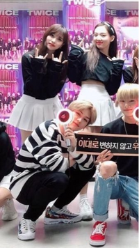 この写真に写っている下2人の男性は誰でしょうか？kpop -... - Yahoo!知恵袋