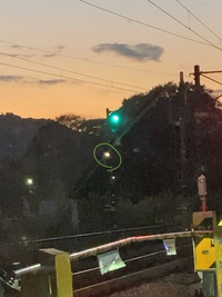 電車の閉塞信号の現示？が変わる時に光るこの信号の下のライトはなんですか... - Yahoo!知恵袋