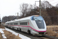 300系J1編成とE3系R1編成、ライトの形の異なりが特徴の新幹線の量... - Yahoo!知恵袋