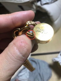 Versaceのメドゥーサブレスレットをよく見たら小さくMと Versaceのメドゥーサブレスレットをよく見たら小さくMと