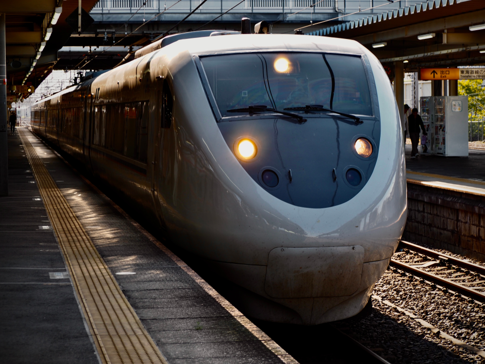 JR東日本のE10系製造メーカーは何処が担当するのでしょうか？... - Yahoo!知恵袋