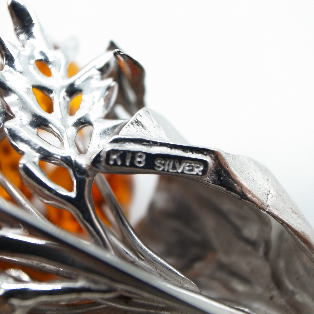 ブローチの刻印「K18SILVER」とはどういう意味でしょうか ブローチの刻印「K18SILVER」とはどういう意味でしょうか