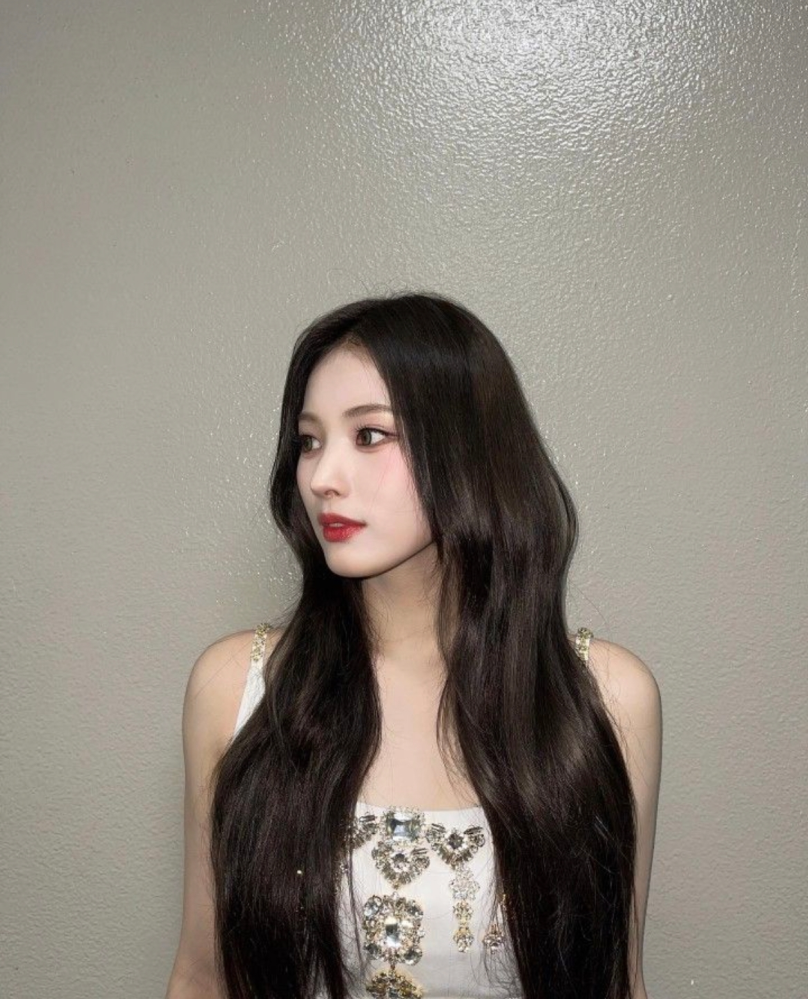 元nmixxのジニですが、新しい事務所でデビューする様です。結局JY... - Yahoo!知恵袋