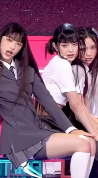 グレーの服の子の名前教えて欲しいです。/kpop - Yahoo!知恵袋