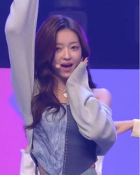 OHMYGIRLこの写真のユアはどのステージですか？多分DunDunDan... - Yahoo!知恵袋