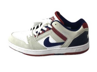 スニーカーに詳しい人に質問です。至急お願いします。 - NikeS... - Yahoo!知恵袋