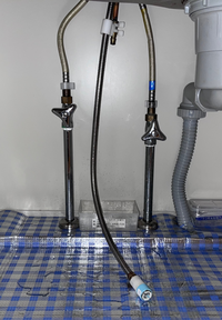 先日台所で水漏れが発生し、原因を調べたところ、真ん中の蛇腹になっているホースから... - 教えて！住まいの先生 - Yahoo!不動産