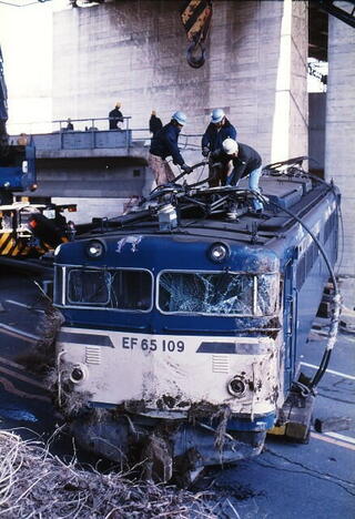 EF65-109の事故の画像です。どうして、この様な事故がおきたのですか？ -... - Yahoo!知恵袋