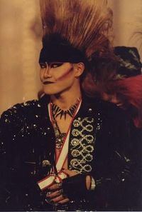 XJAPANのToshiさんについてですが、80年代初期まで髪立ててメイクもゴ... - Yahoo!知恵袋